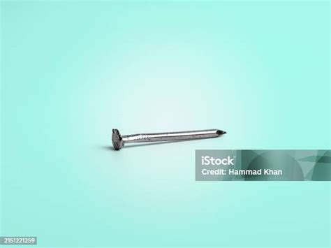 하나의 은색 반짝이는 날카로운 금속 손톱 근접 촬영 사진 부드러운 파란색 배경에 고립 0명에 대한 스톡 사진 및 기타 이미지 0명 강철 건설 산업 Istock