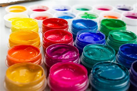 회색 배경에 서로 다른 색상의 구아슈가 있는 항아리를 엽니다 취미 그림 페인트에 대한 스톡 사진 및 기타 이미지 페인트 0명 검은색 Istock