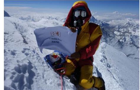 中国登山队在珠峰顶上炫海拔最高的自拍 旅游资讯网