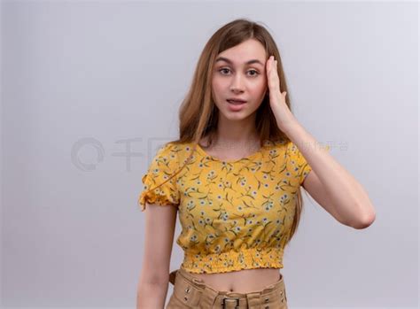 印象深刻高清图片 印象深刻的年轻女孩把手放在头上，有复制空间 动物植物免费下载格式626像素编号53964766 千图网