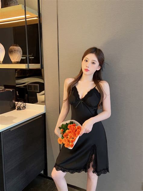 2023新款性感睡裙女士夏季吊带冰丝绸睡衣ins印花纯欲睡衣带胸垫 阿里巴巴