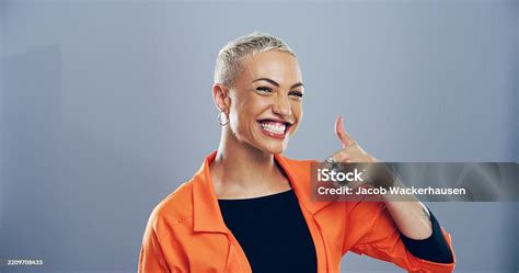 초상화 엄지 손가락 및 회색 스튜디오 배경에 상징 피드백 및 자신감을 가진 여자 얼굴 사람 및 모델 이모티콘 또는 훌륭함으로 완벽하고 좋아요 30 34세에 대한 스톡 사진