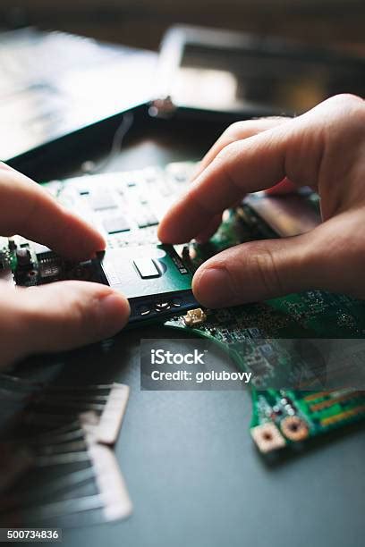 Pemasangan Prosesor Di Soket Cpu Foto Stok Unduh Gambar Sekarang