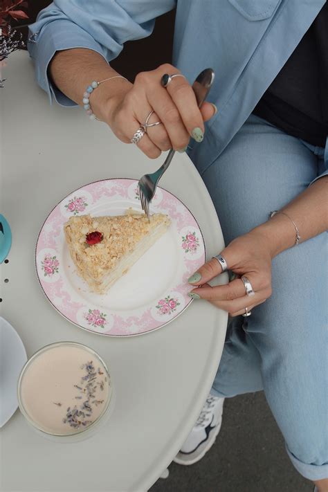 손가락 반지 갈라지다 고명 꽃 판 달콤한 대접 디저트 라벤더 라운드 테이블 레저 레져 활동 메니큐어 칠한 손톱 미니멀리스트 미식가 브런치 세련된