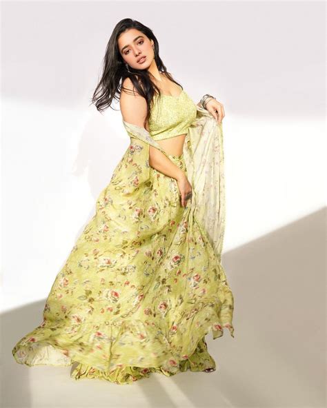 Ketika Sharma కిర్రాక్ పోజుల‌తో సోష‌ల్ మీడియాను షేక్ చేస్తున్న కేతికా