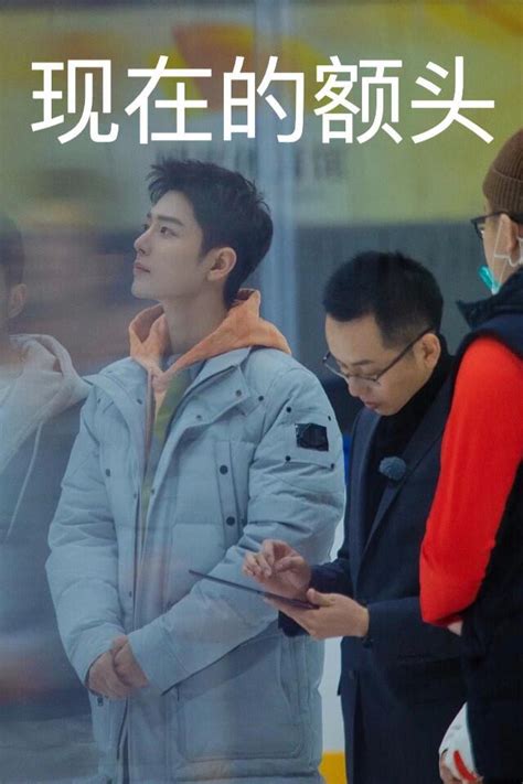 肖战被质疑种发际线网友从工作室扒出不同期照片发现额头变化明显