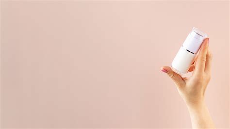 분홍색 배경에 여성의 손에 모이스처 라이저 항아리의 모형 공간을 복사합니다 건강관리와 의술에 대한 스톡 사진 및 기타 이미지 건강관리와 의술 공란 몸 가꾸기 Istock