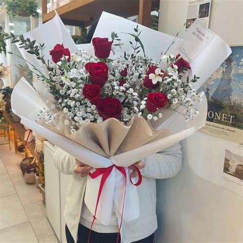 창원꽃집 상남동꽃집 메종드플로라 안개꽃과 빨간 장미가 어우러져 세련된 분위기를 완성했어요 붉은 장미의 열정과 안개꽃의 은은함이 만나 특별한 하루를 만들어 드릴 수 있기를