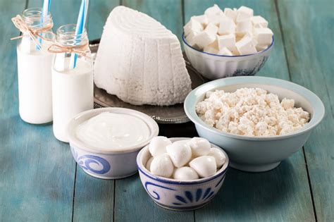 파란색 배경에 테이블에 맛 있는 건강 한 유제품 사 우 어 크림 코 티 지 치즈 모 짜 렐 라 치즈 버터 리 코타와 우유 한 병에 가정의 방에 대한 스톡 사진 및 기타