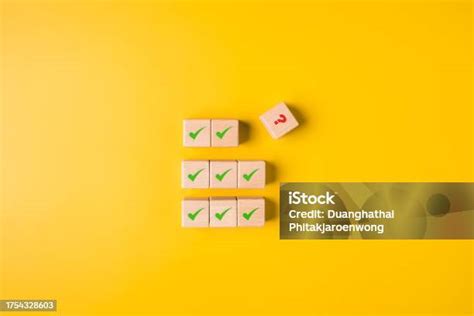 올바른 확인 표시 및 물음표 기호 나무 블록에 대한 올바른 기호 결정 의사 결정 및 올바른 경로 선택 의사 결정 나무에 대한 스톡 사진 및 기타 이미지 Istock