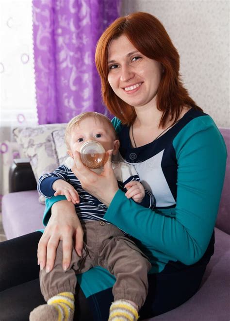 Madre Que Introduce A Su Hijo Foto De Archivo Imagen De Hembra Gente