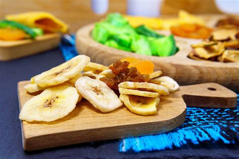 에너지 스낵 드라이 과일말린 바나나 건강한 채식 주의 자 음식 유대인 의 휴일 투 비슈바트 0명에 대한 스톡 사진 및 기타 이미지 Istock