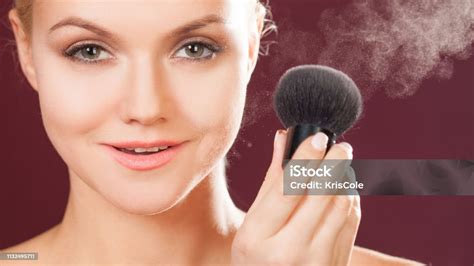 얼굴 관리 및 피부 관리 건강과 미용 컨셉 복사 공간 젊은 아름 다운 여자의 초상화 분말을 사용 합니다 건강한 생활방식에 대한 스톡 사진 및 기타 이미지 Istock