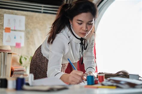 아시아 여성 패션 디자이너는 드레스 디자인을 위한 아이디어 드로잉 스케치로 작업합니다 개념에 대한 스톡 사진 및 기타 이미지 개념 공예 그리기 Istock