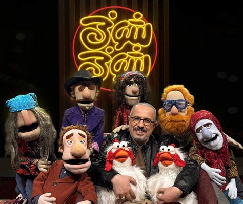 جواد رضویان در محاصره عروسک‌های تلویزیونی جعبه