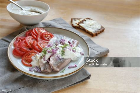 크림 소스 붉은 양파 딜 장식과 토마토를 나무 테이블에 얹은 전통적인 소금에 절인 청어 필레 공간 복사 청어에 대한 스톡 사진 및 기타 이미지 Istock