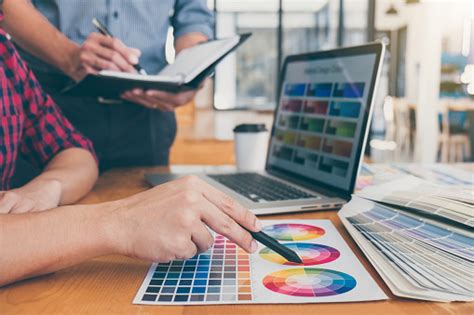 젊은 크리에이 티브 디자이너 작업의 팀웍 함께 프로젝트와 작업 영역에서 디지털 그래픽 태블릿에 착 색 선택 위한 색상 견본 샘플 선택 Cmyk에 대한 스톡 사진 및 기타