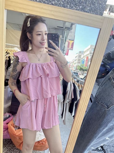 好喜歡台東的氣息😌 前幾天在買飲料時旁邊的小妹妹問我 「妳是光明路老闆娘對嗎 妳身上衣服還有嗎 」 上次買鹹酥雞也被認出來 這種半路被認出來還