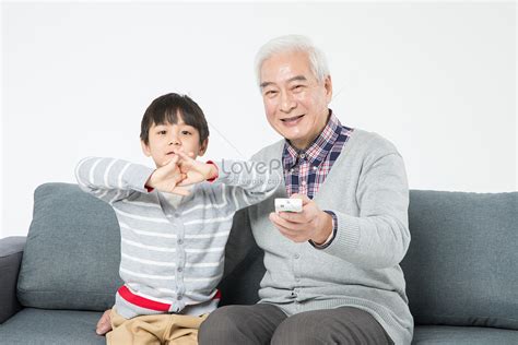 소파에 Tv를보고 아버지와 손자 사진 무료 다운로드 Lovepik