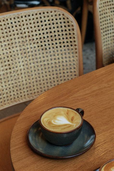 거품 높은 각도보기 수직 쐈어 카페 라떼 커피 커피 컵 테이블 하트 모양에 관한 무료 스톡 사진