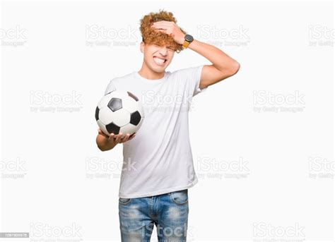 머리에 손으로 압박 축구 축구 공 들고 잘생긴 젊은이 충격 수치심과 깜짝 얼굴로 분노와 좌절 두려워 하 고 실수에 대 한 화가 남자에 대한 스톡 사진 및 기타 이미지