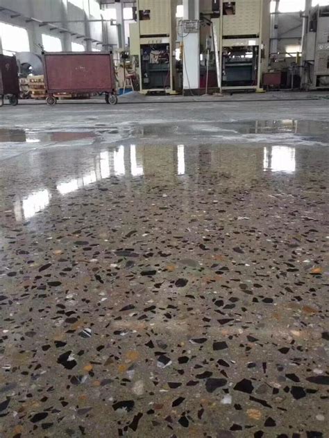 老胡问，我们做混凝土密封固化剂地坪的时候，经常会碰到露石子的地面，这样的地面如何来做呢？ 知乎