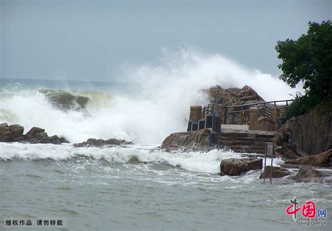 台风“天兔”广东海边掀巨浪 多地停课停工 组图 图片中国中国网