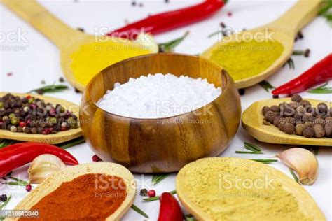 향신료와 조미료의 다양한 흰색 부엌 테이블 배경에 나무 숟가락에서 요리 0명에 대한 스톡 사진 및 기타 이미지 Istock