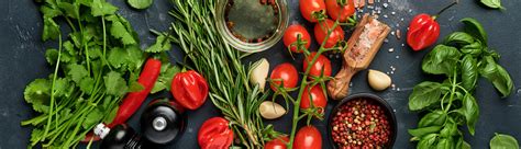 음식 요리 배경 신선한 로즈마리 실란트로 바질 체리 토마토 고추 올리브 오일 검은 슬레이트 테이블에서 향신료 허브와 야채 배너 상단 보기 고추류에 대한 스톡 사진 및 기타