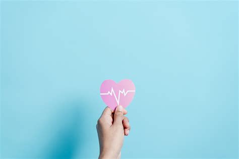 脈拍心電図ヘルスケア臓器提供家族生命保険世界心臓デー世界保健デー祈りのコンセプトを持つ赤い心臓の寄付を持つ手 世界ハートの日のストックフォトや画像を多数ご用意 Istock