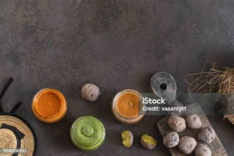 카나리아 제도 인기있는 요리 파파스 Arrugadas 모조 피컨 레드 핫 소스 모조 베르데 그린 소스와 알모그로테 콘크리트