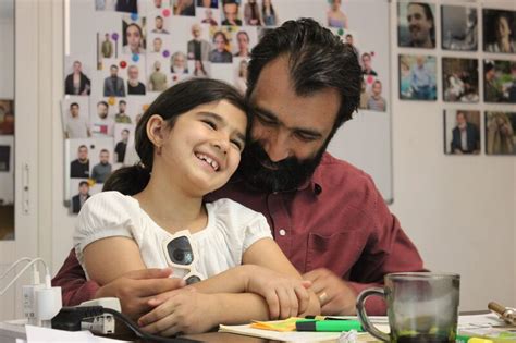 Արամը նկարահանման հրապարակում էր աշխատում օգնելով «Վերածնվածը ֆիլմի ստեղծմանը իսկ Գոհարը գալիս