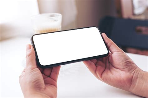 빈 데스크톱 화면으로 검은 색 휴대 전화를 들고있는 여성 가득 찬에 대한 스톡 사진 및 기타 이미지 가득 찬 공란 디지털 뷰파인더 Istock