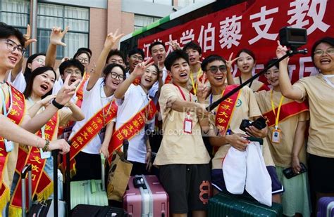 江苏镇江大学生暑期公益支教团出征 人民图片网
