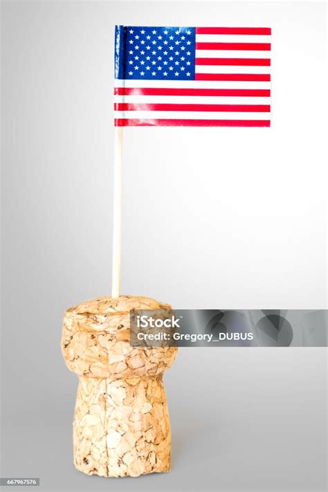 미국 맥주와 와인 산업 한 맥주 코르크 병 스토퍼 와 미국 국기 는 흰색 배경에 심어 0명에 대한 스톡 사진 및 기타 이미지 0명 갈색 개념 Istock