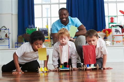 20年代高清图片 一群在科学课上进行实验的男孩 一群在科学课上进行实验的男孩图片免费下载 5163879944 千图网pro