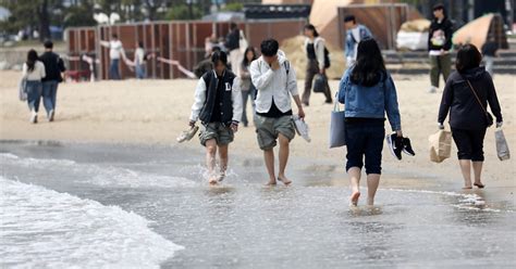 맨발로 해변 걸어요