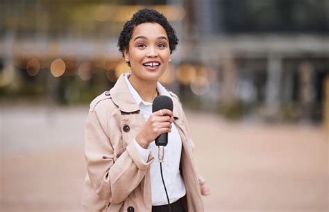 연설자 흑인 여성 및 뉴스 인터뷰 Tv 미디어 및 언론인을 위한 마이크 발표자 라이브 스트리밍 인터뷰 기자 및 앵커 호스트 오디오 방송 야외 토크쇼 및 대화 거리에 대한