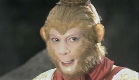 86版西游记中背后的辛酸：孙悟空只咬一口蟠桃就扔掉的原因！