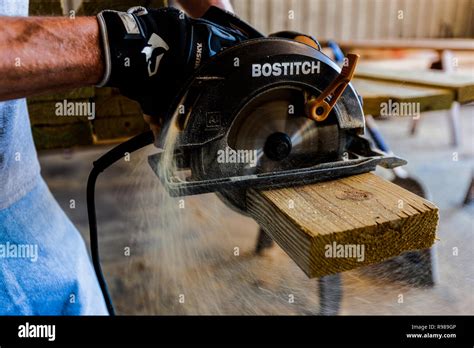 Using Circular Saw Hi Res Stock Photography And Images Alamy