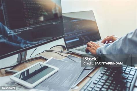 소프트웨어 회사 사무실에서 작동하는 프로그래머 개발 웹 사이트 설계 및 코딩 기술 개발 It 전문가에 대한 스톡 사진 및 기타 이미지 It 전문가 It 지원 Java