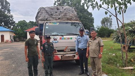 មន្ត្រីជំនាញឆ្មក់ចាប់រថយន្តដឹកផលអនុផលព្រៃឈើខុសច្បាប់ នៅស្រុកកំពង់ស្វាយ សារព័ត៌មាន នគរវត្ត