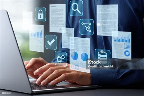 문서 관리 시스템 비즈니스의 Dms 또는 엔터프라이즈 콘텐츠 관리 Ecm 노트북 컴퓨터 키보드에 타이핑하는 손 사무실의 책상에서