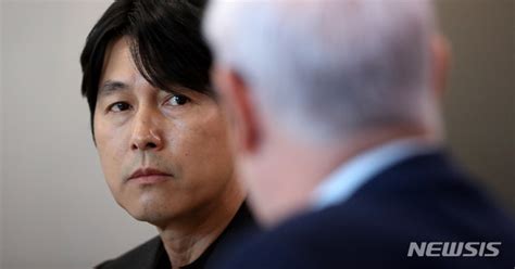 유엔난민기구 한국대표부 대표 발언 듣는 정우성