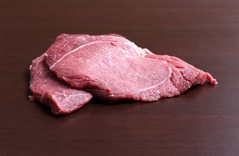 테이블에는 신선한 쇠고기 스테이크 테이블에 대리석된 쇠고기 클로즈업의 원시 조각 스테이크에 대한 스톡 사진 및 기타 이미지 스테이크 후부 0명 Istock