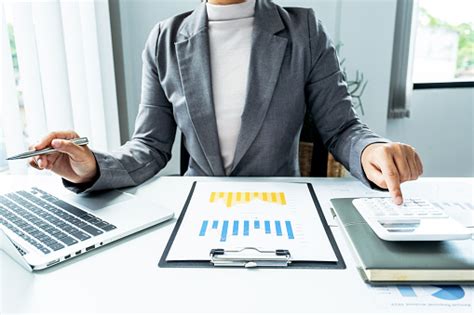 비즈니스 우먼은 도전적인 비즈니스 목표를 설정하고 목표를 달성할 준비가 된 차트를 분석했습니다 가정의 방에 대한 스톡 사진 및 기타 이미지 Istock