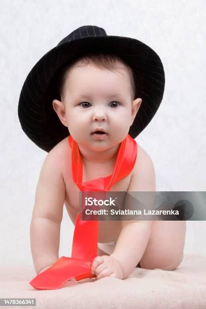 복고풍 모자를 쓰고 흰색 배경에 넥타이를 매고 웃고 있는 아이 우아한 옷을 입은 재미있는 6개월 된 아기 2 5 개월에 대한 스톡 사진 및 기타 이미지 Istock