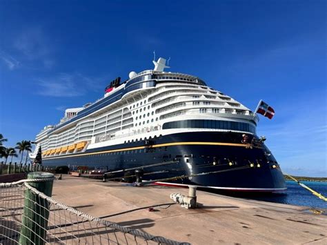 Chris Kirkpatrick Joins His Son During Karaoke Performance Of Nsync Hit Aboard The Disney Treasure