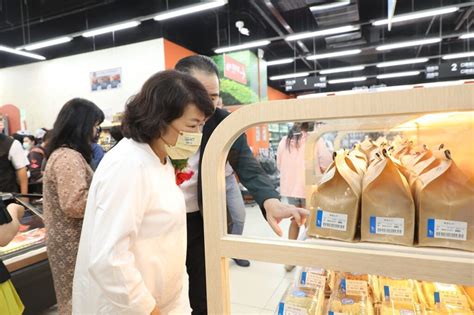 點亮金財神大樓！嘉市家樂福民族超市盛大開幕剪綵 寶島日報