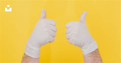 흰색 긴팔 셔츠를 입은 사람이 엄지손가락을 치켜들고 있다 사진 Unsplash의 무료 팔 이미지